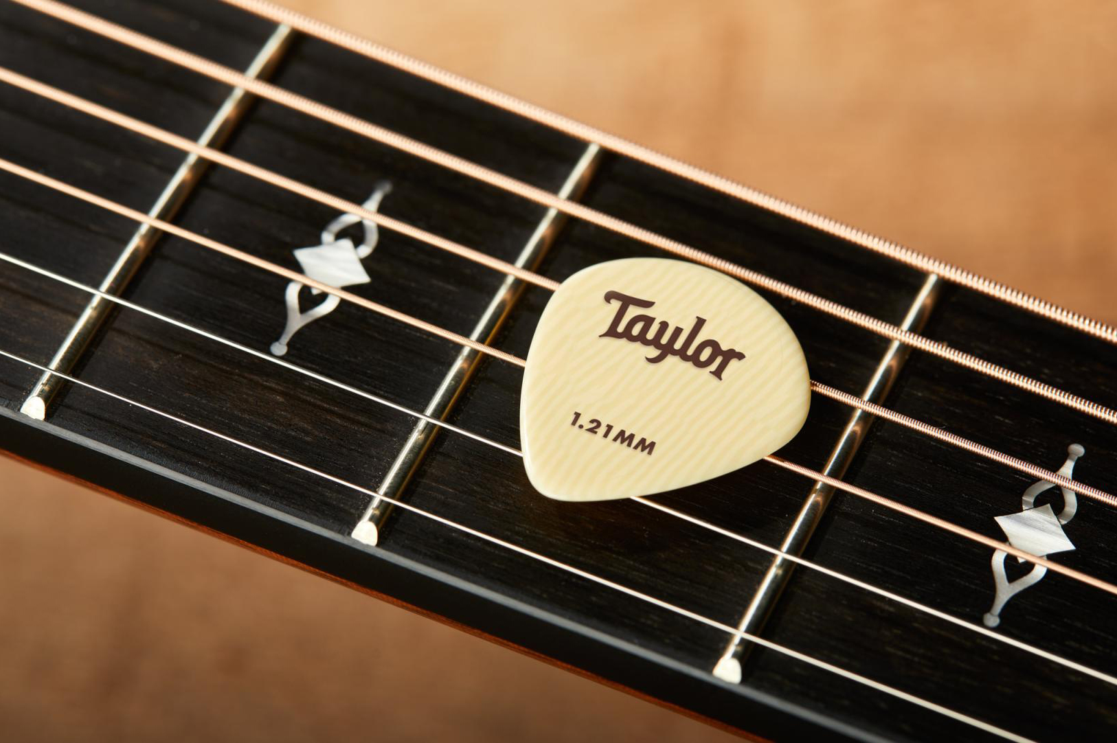 Taylor Primetime: Pick và dây đàn guitar